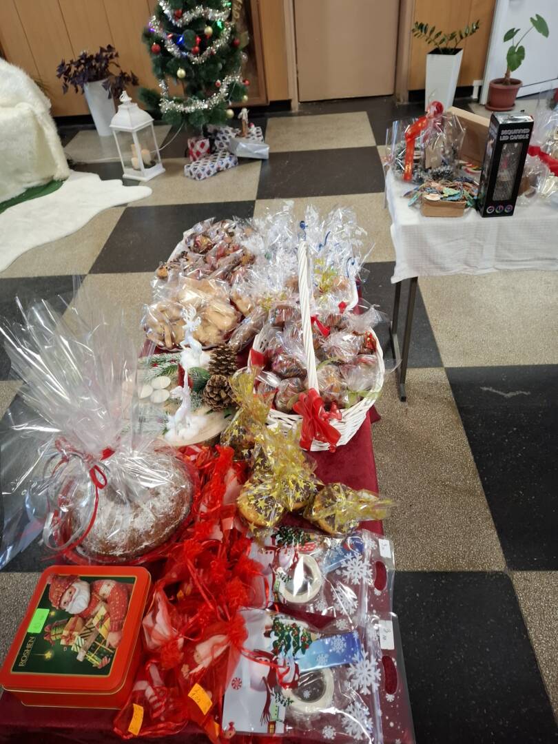 Коледен благотворителен базар в СУ „Нешо Бончев“ - СРЕДНО УЧИЛИЩЕ "НЕШО БОНЧЕВ"